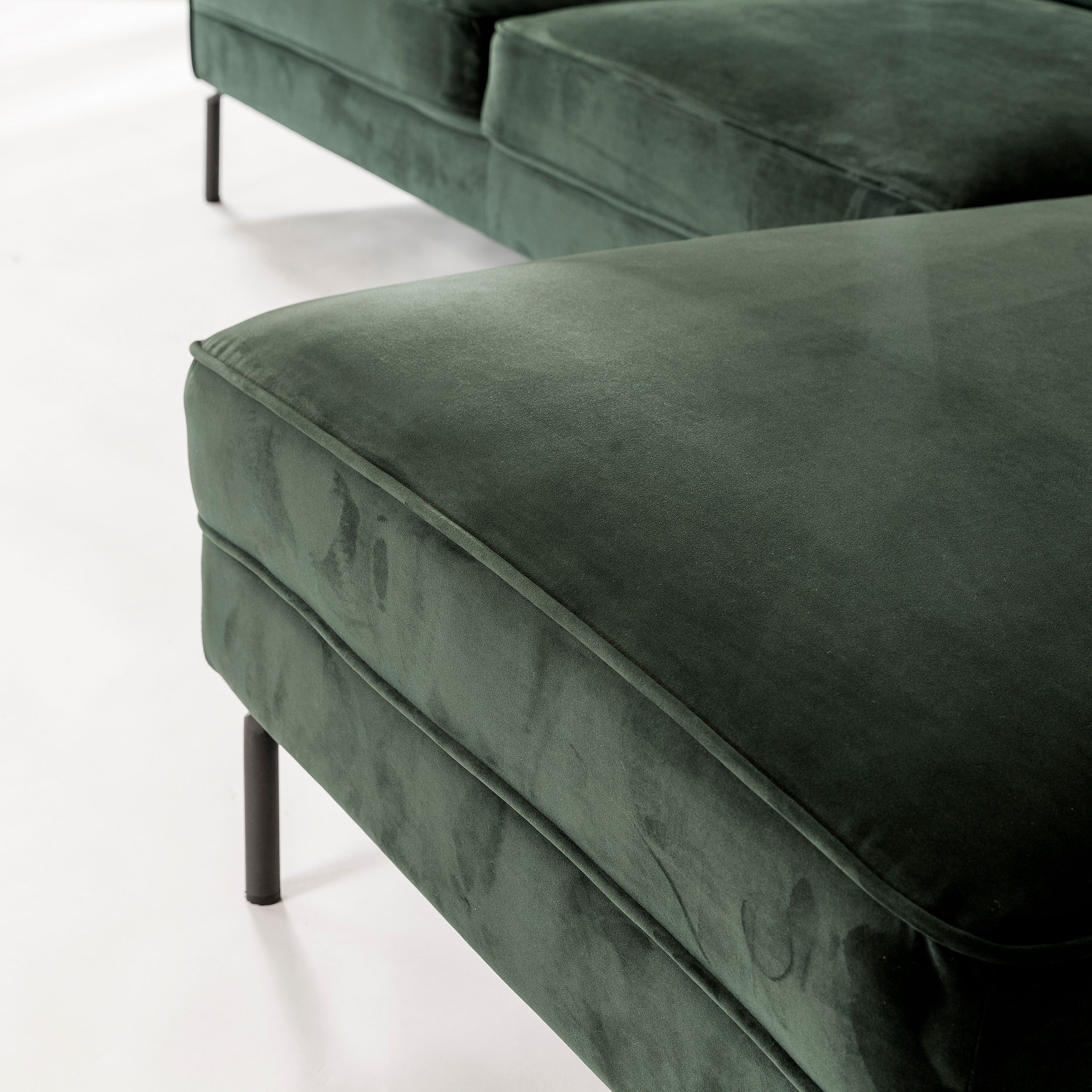 Hoekzetel in groene velvet longchair groen B252 x D157 x H85 cm | DEBA ...