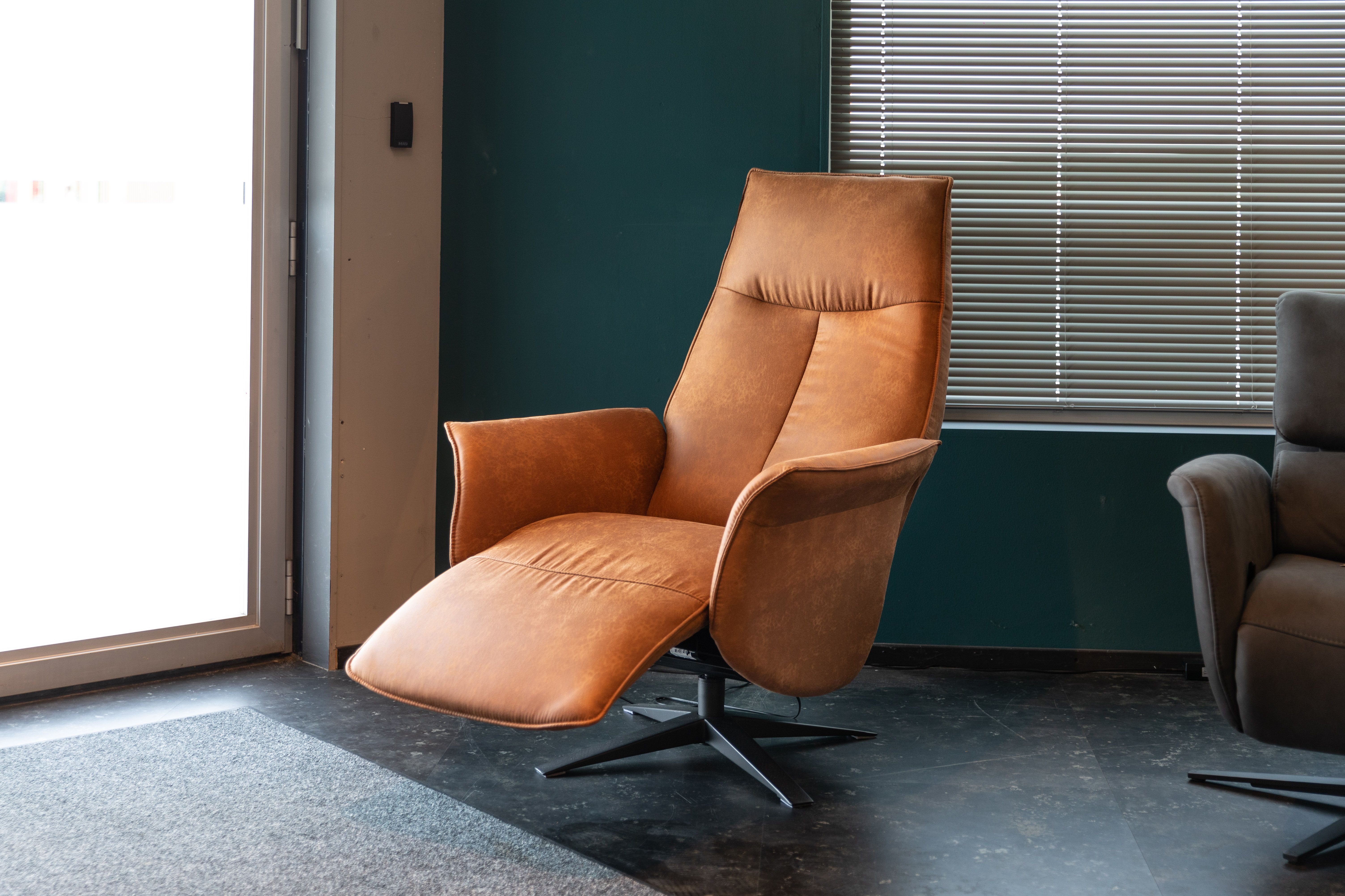 Elektrische relaxzetel in cognac | DEBA Meubelen